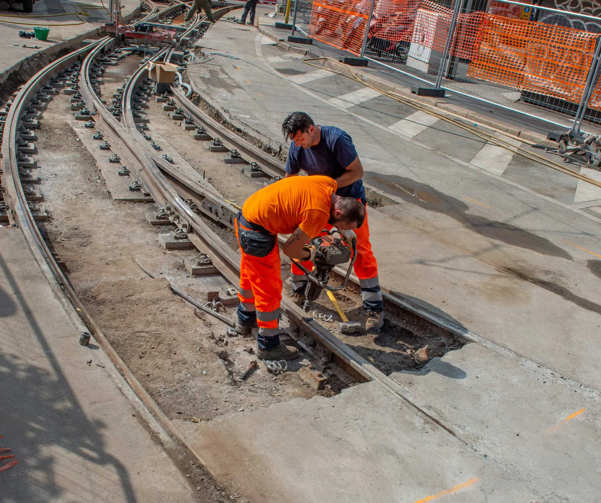 Gleismontage vor und hinter dem Umbauzug - Aktiv Gleisbau GmbH